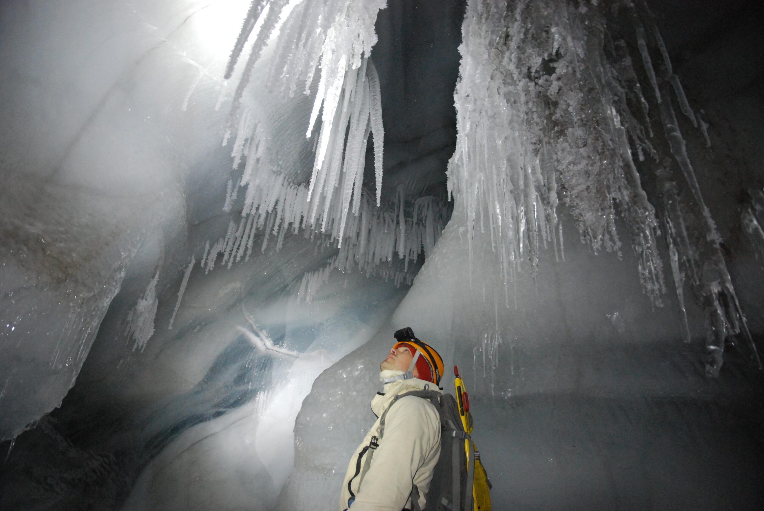 Svalbard | Winter hike | Ice cave | Northern lights | Basecamp Explorer