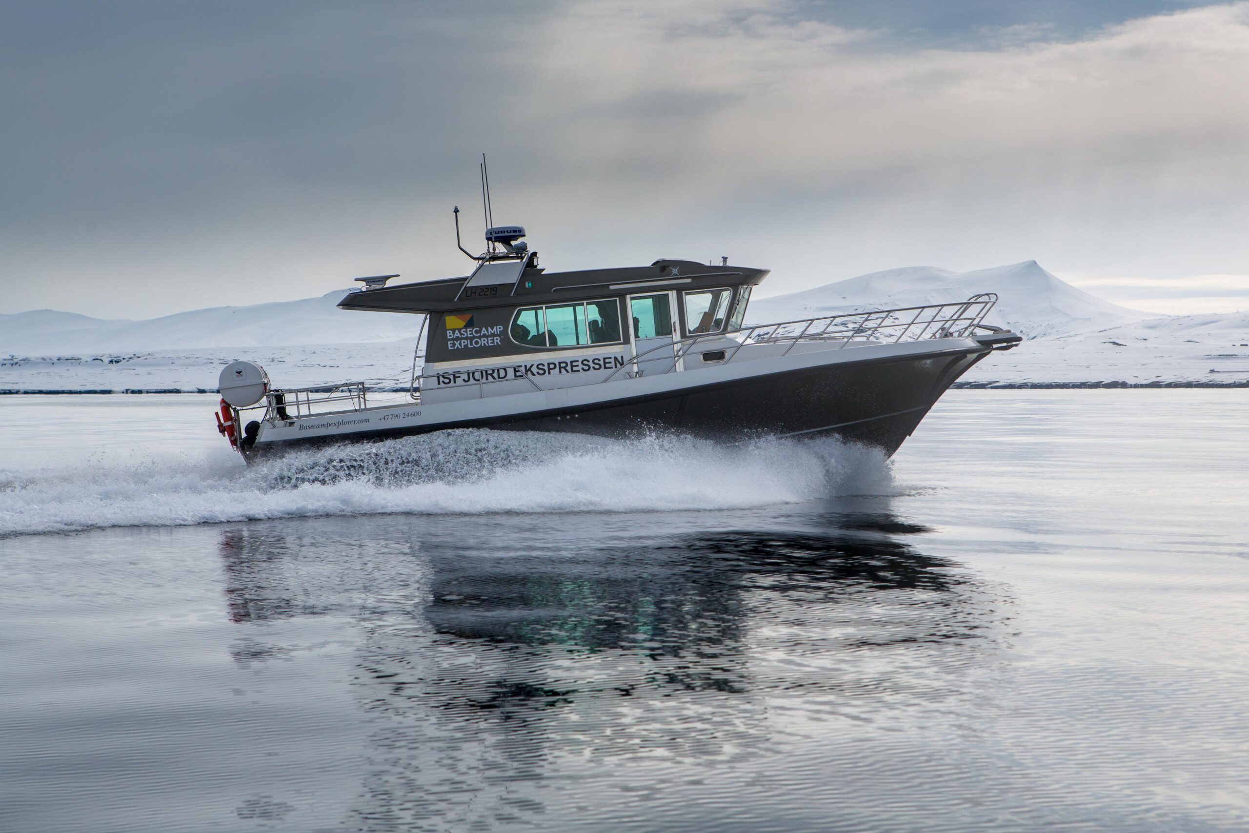 Svalbard | Enclosed cabin boats - Basecamp Explorer