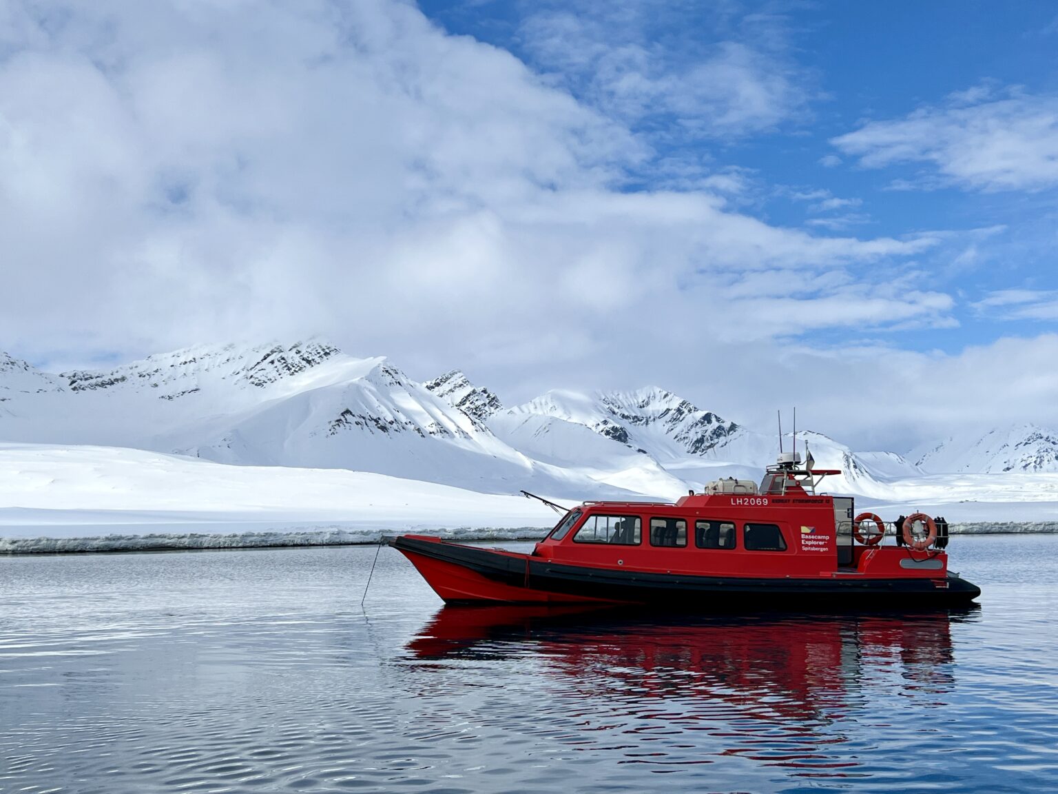 Svalbard | Enclosed cabin boats - Basecamp Explorer
